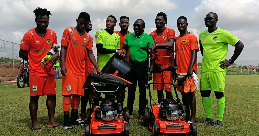 PHOTOS: Loyal Red Army Group Makes Donations To Asante Kotoko SC ...
